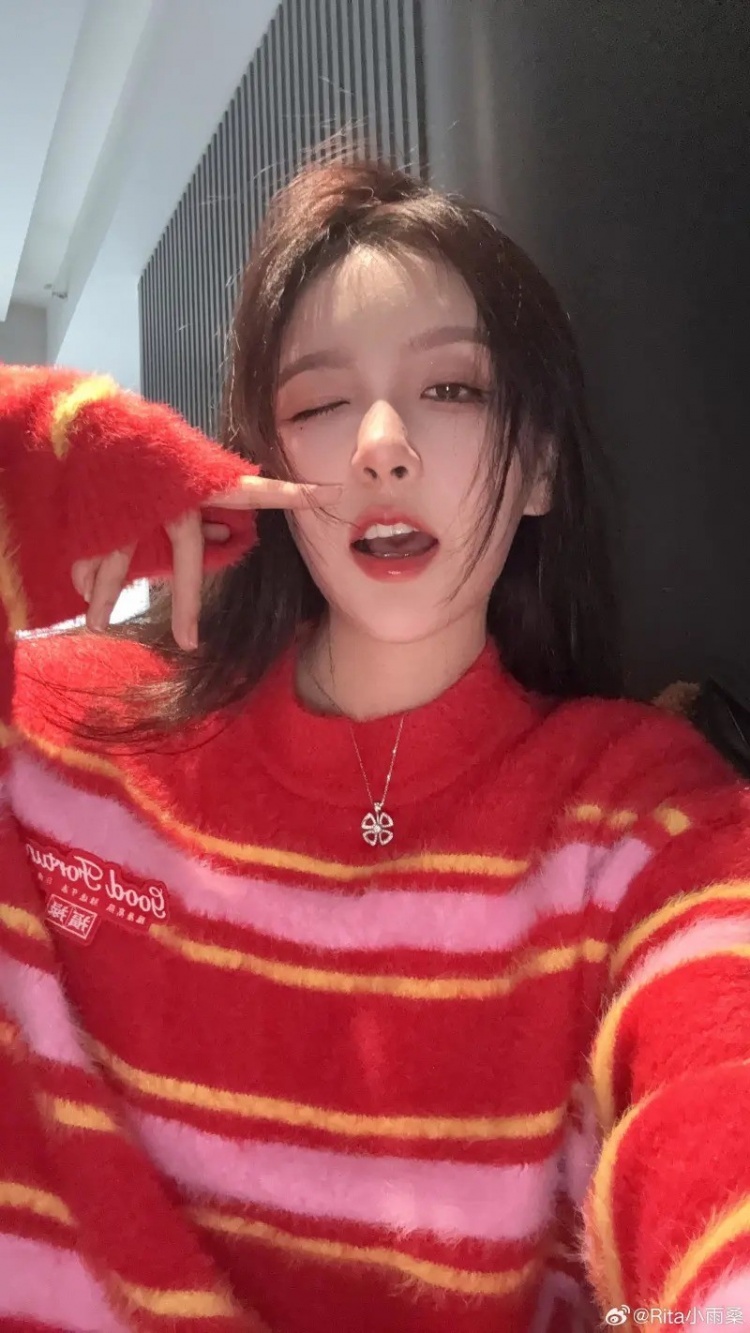 LPL官方解说Rita分享照片：略略略！_5EPlay - 5EPlay赛凡网