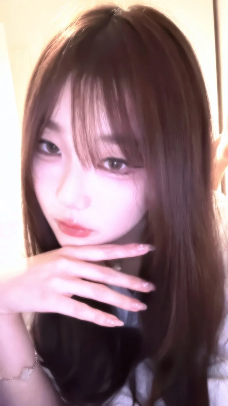 前LPL英文流解说Kitty分享自拍，并配文：模糊不清的_5EPlay - 5EPlay赛凡网