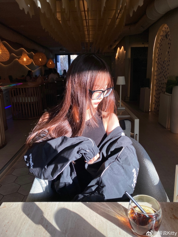 解说kitty晒照：小露香肩_5EPlay - 5EPlay赛凡网